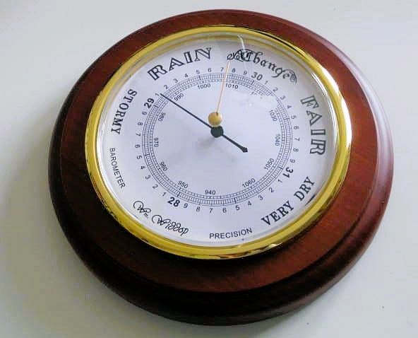 Traditional Wooden Round Barometer W9550
